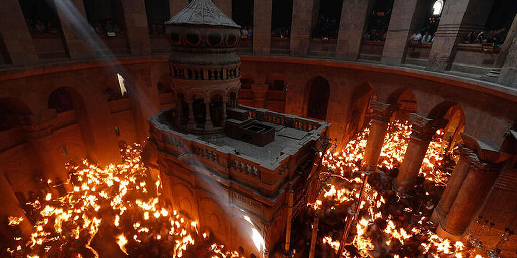 Holy Fire has descended in Church of Holy Sepulchre in Jerusalem ...